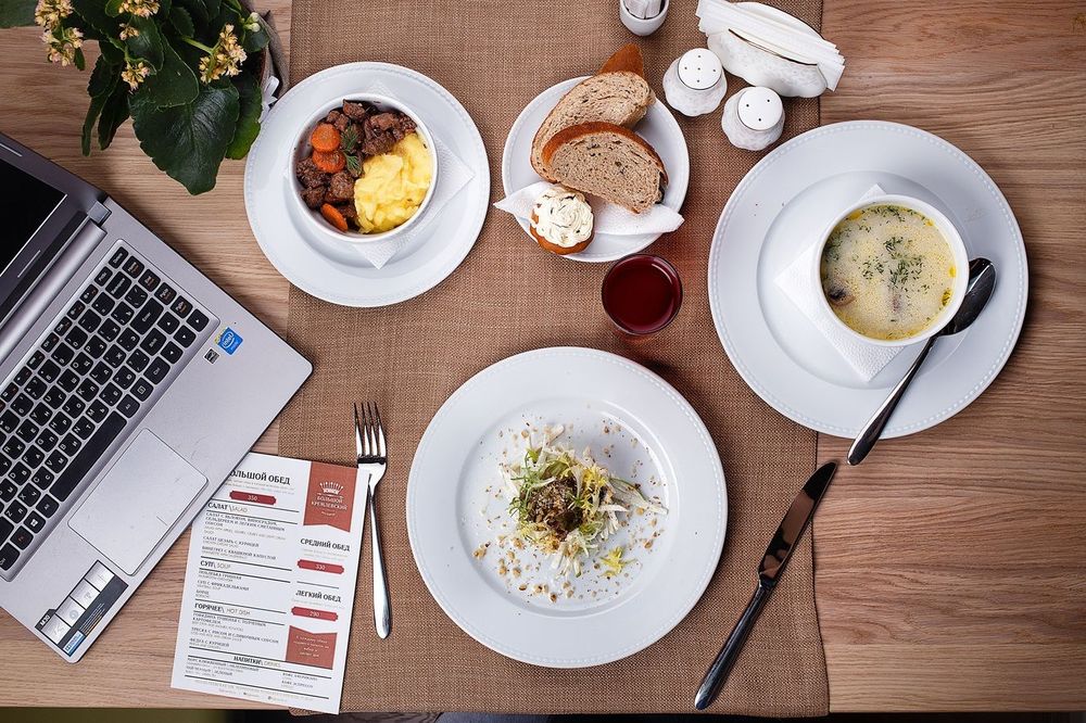 9 Benefits Of Providing Free Lunch To Employees